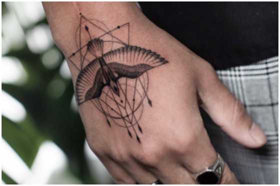 30 unique hand tattoos for men: Cool and unique design ideas - YEN.COM.GH