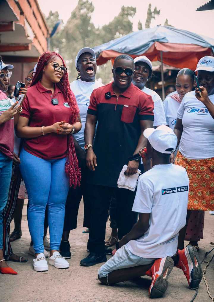 Shatta Wale And Maali Donate Food Items To Achimota Market Women, Fans ...