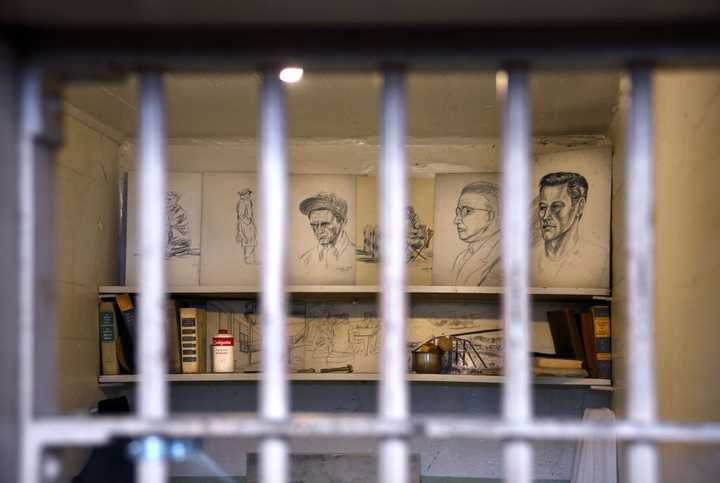 13 of the most successful prison escapes where the inmates are still at ...