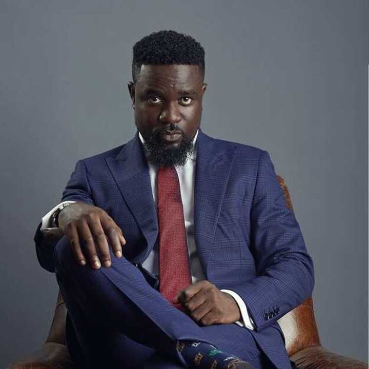 Mad Rush As Sarkodie Throws Shirt Into Crowd at Rapperholic, Lucky Fan ...